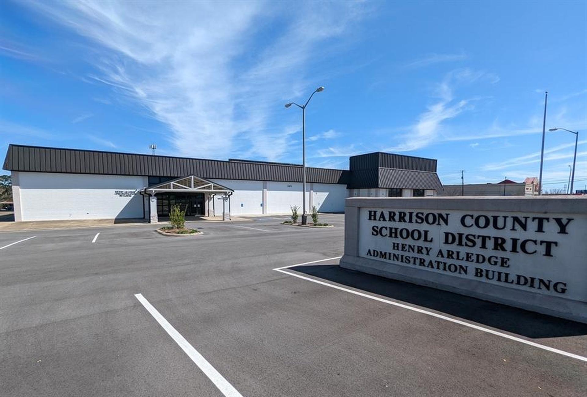 Trans girl is told not to wear dress to Mississippi graduation, lawsuit says